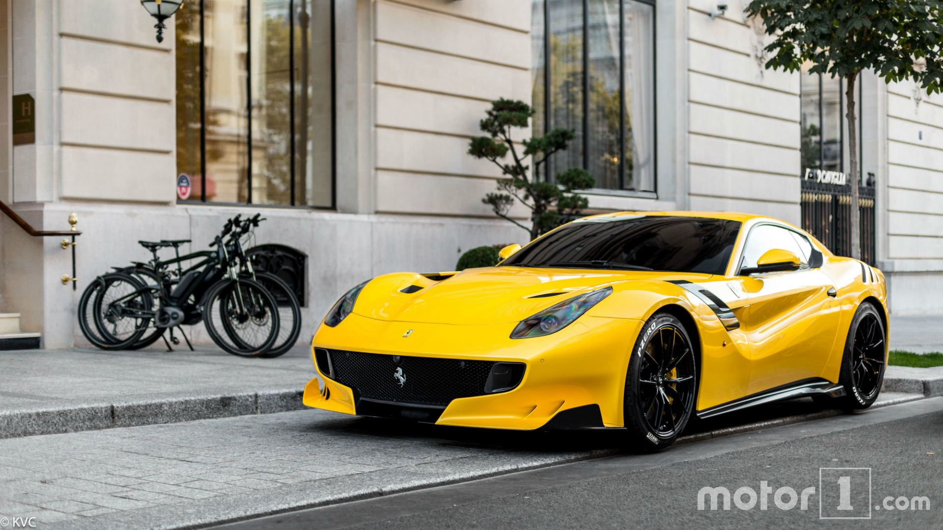 PHOTOS - Une collection d'hypercars dans les rues de Paris