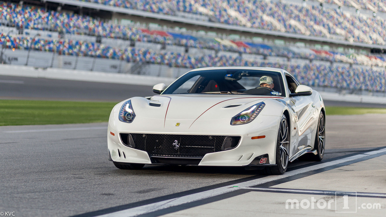 PHOTOS - En Ferrari à la ville comme sur la piste