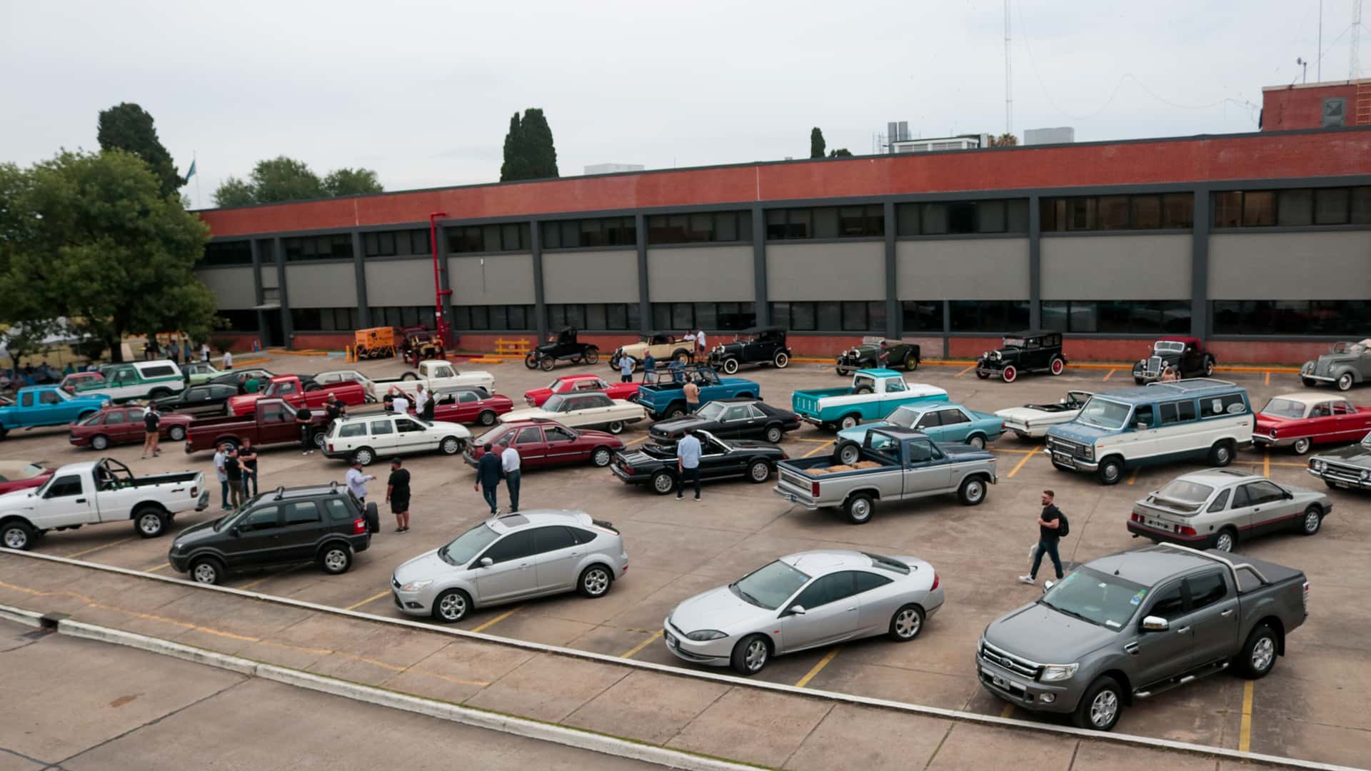 Ford reinauguró sus oficinas con un desfile histórico