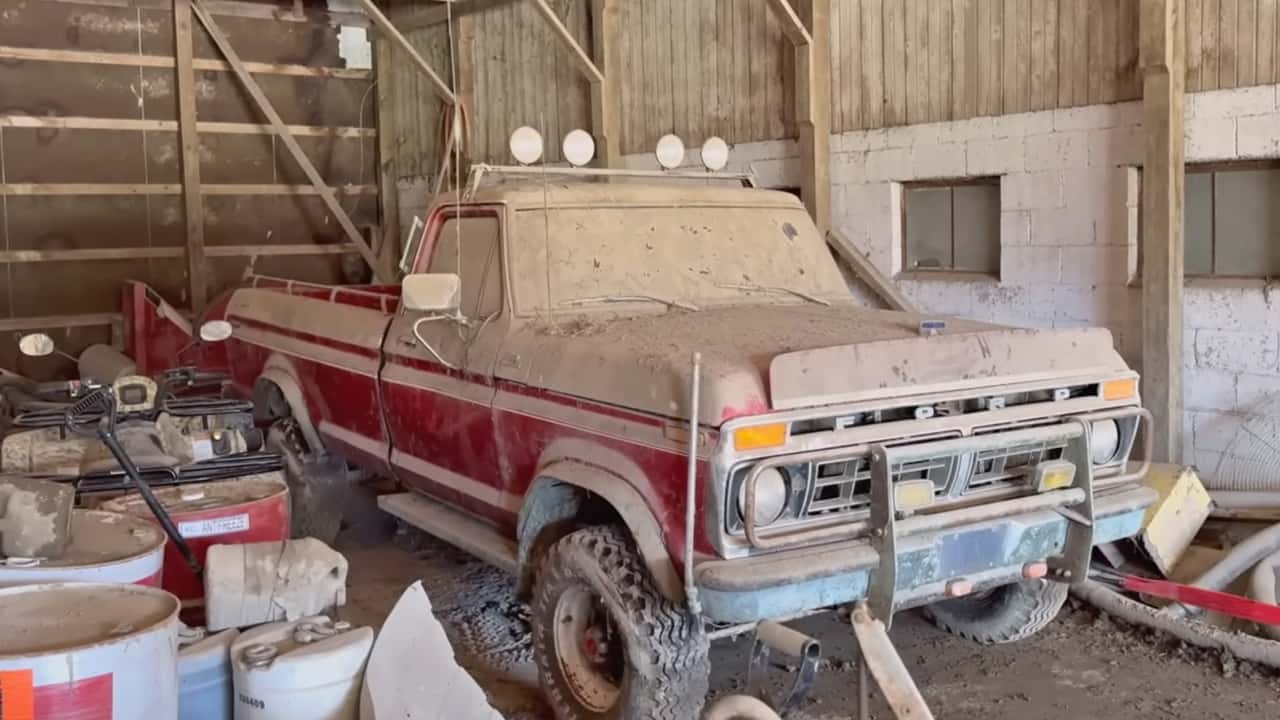 Regardez cette Ford F-250 de 1977 reprendre vie après 35 ans d'oubli