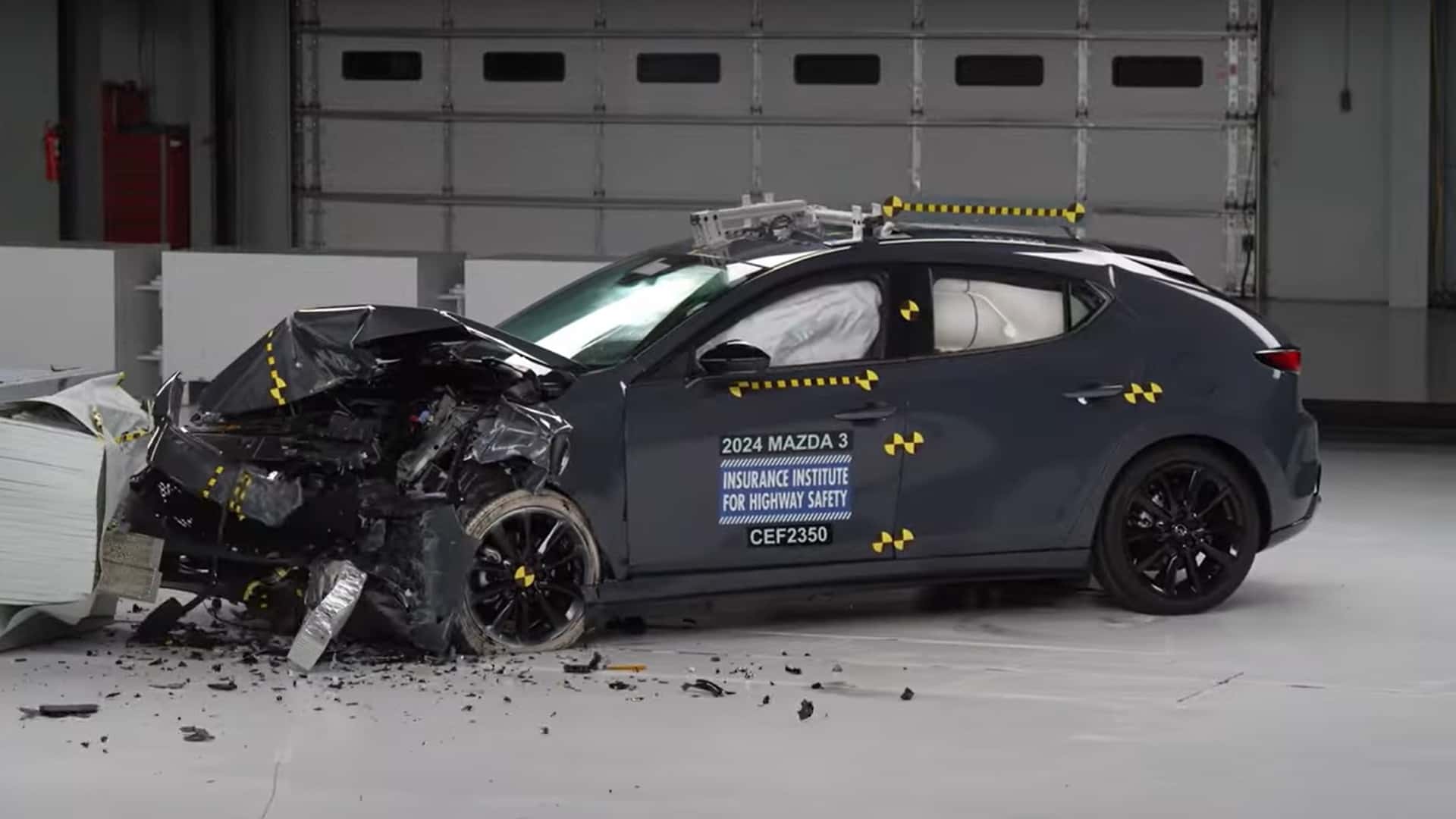 Nuevo Mazda3 2024… y el test de choque más extremo: ¡atento, VW Golf!