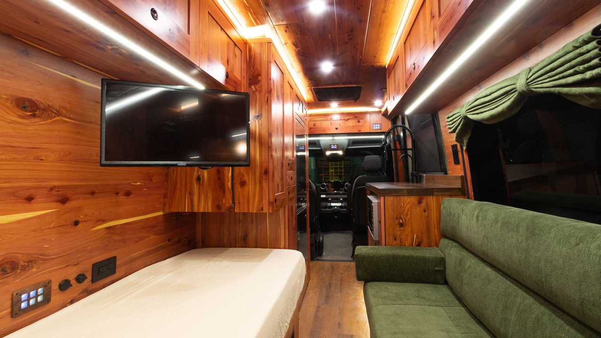 ARV presenta una Mercedes-Benz Sprinter camper personalizada