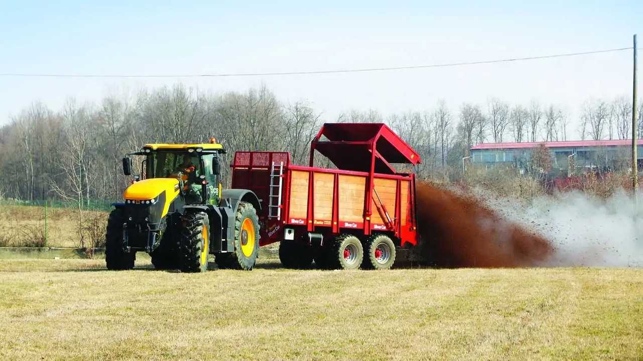 JCB FASTRAC 8330: il trattore perfetto sui trasferimenti stradali
