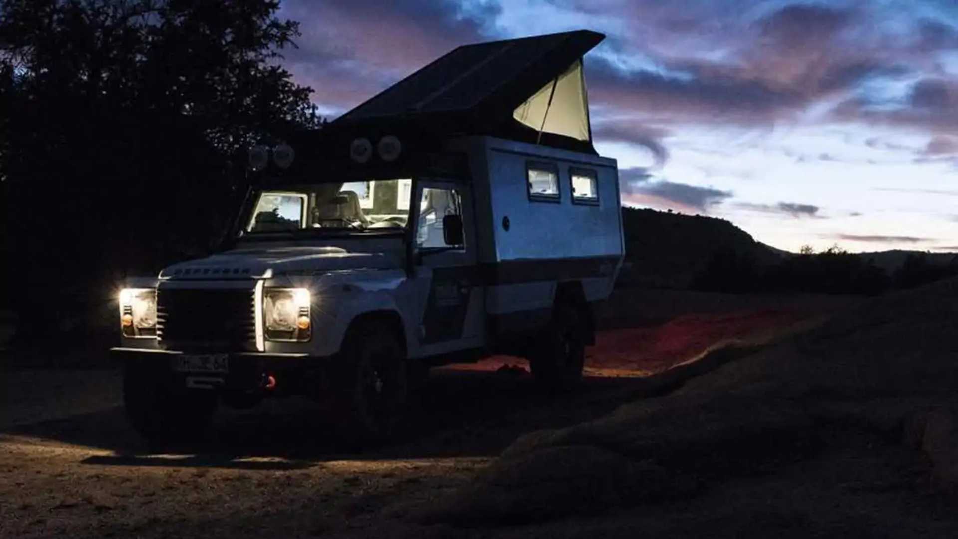 Matzker transforme le Land Rover Defender en camping-car de l'extrême