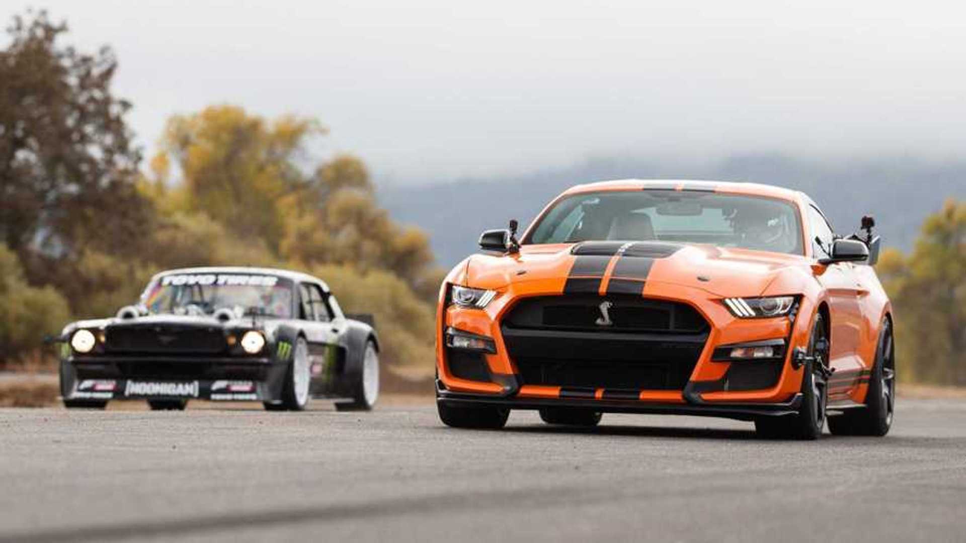 Ford Mustang contro Ford Mustang: una drag race da più di 2.000 CV
