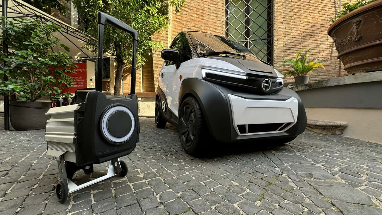 Nanocar Silence S04, la microcar elettrica con batteria estraibili