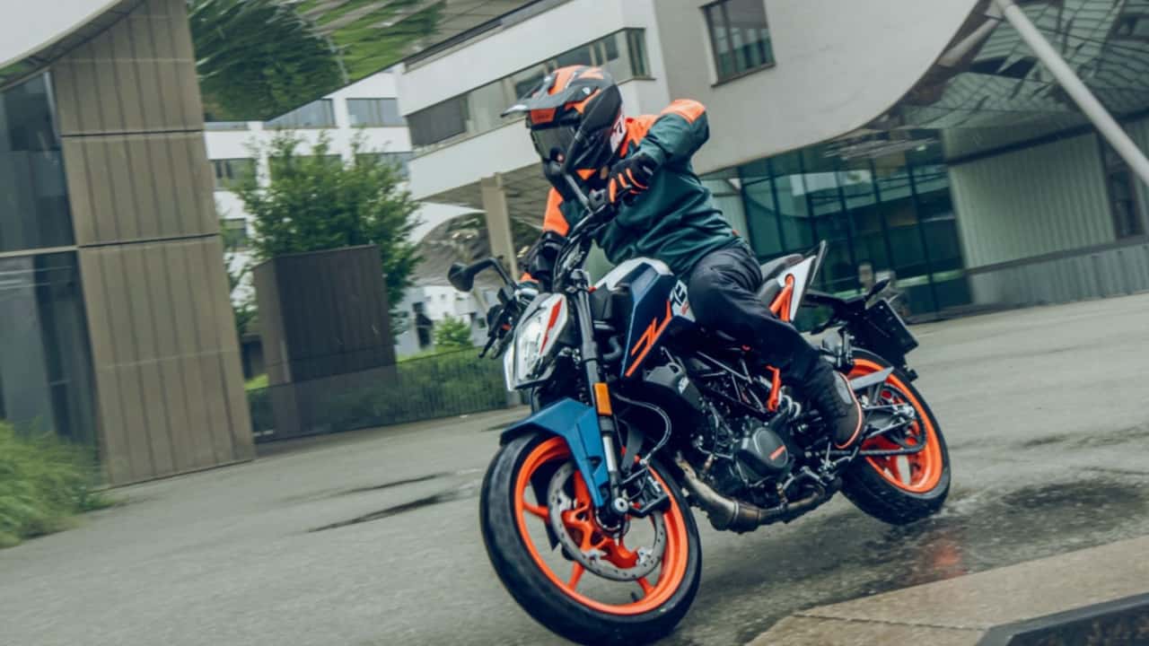 KTM Gives 160 Duke a Track Tour In India, It’s a Genius Move That ...