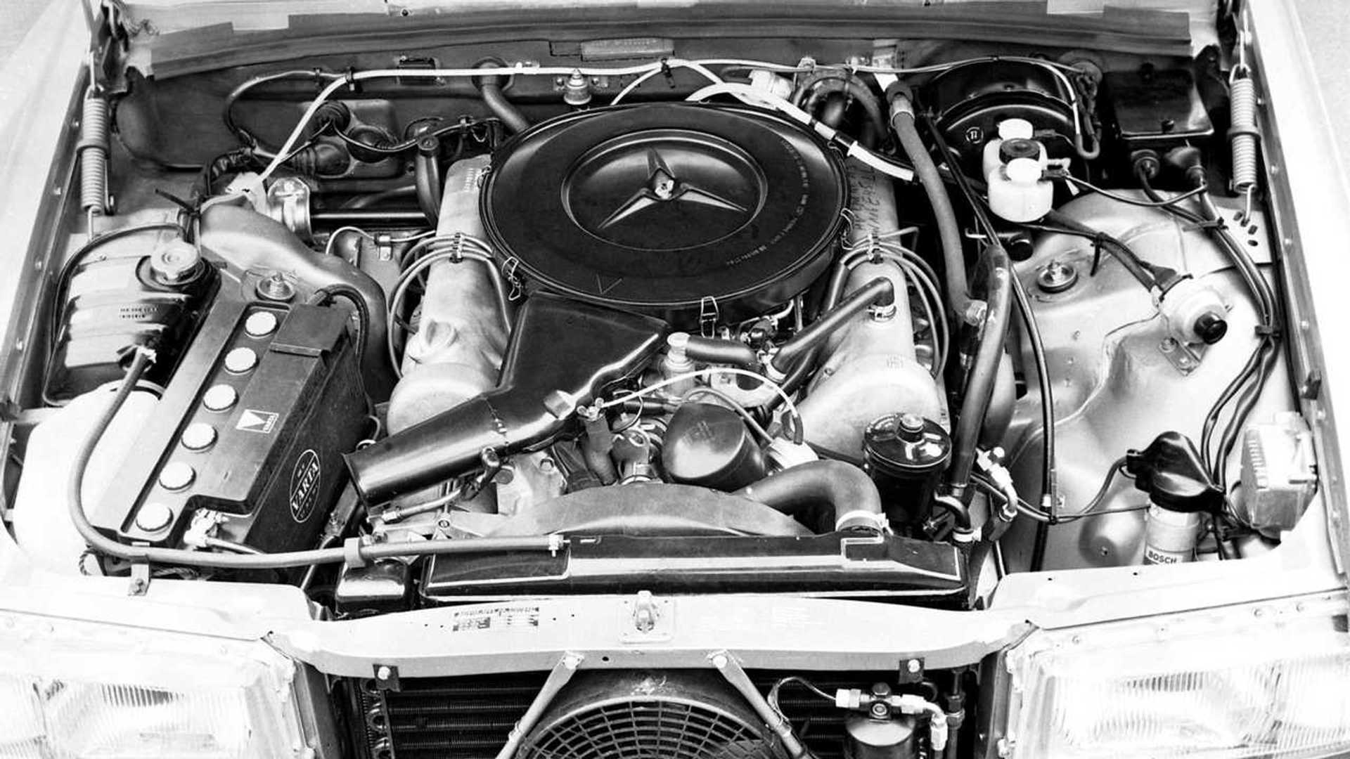 Zoom sur le M100, le premier V8 atmosphérique de Mercedes-Benz