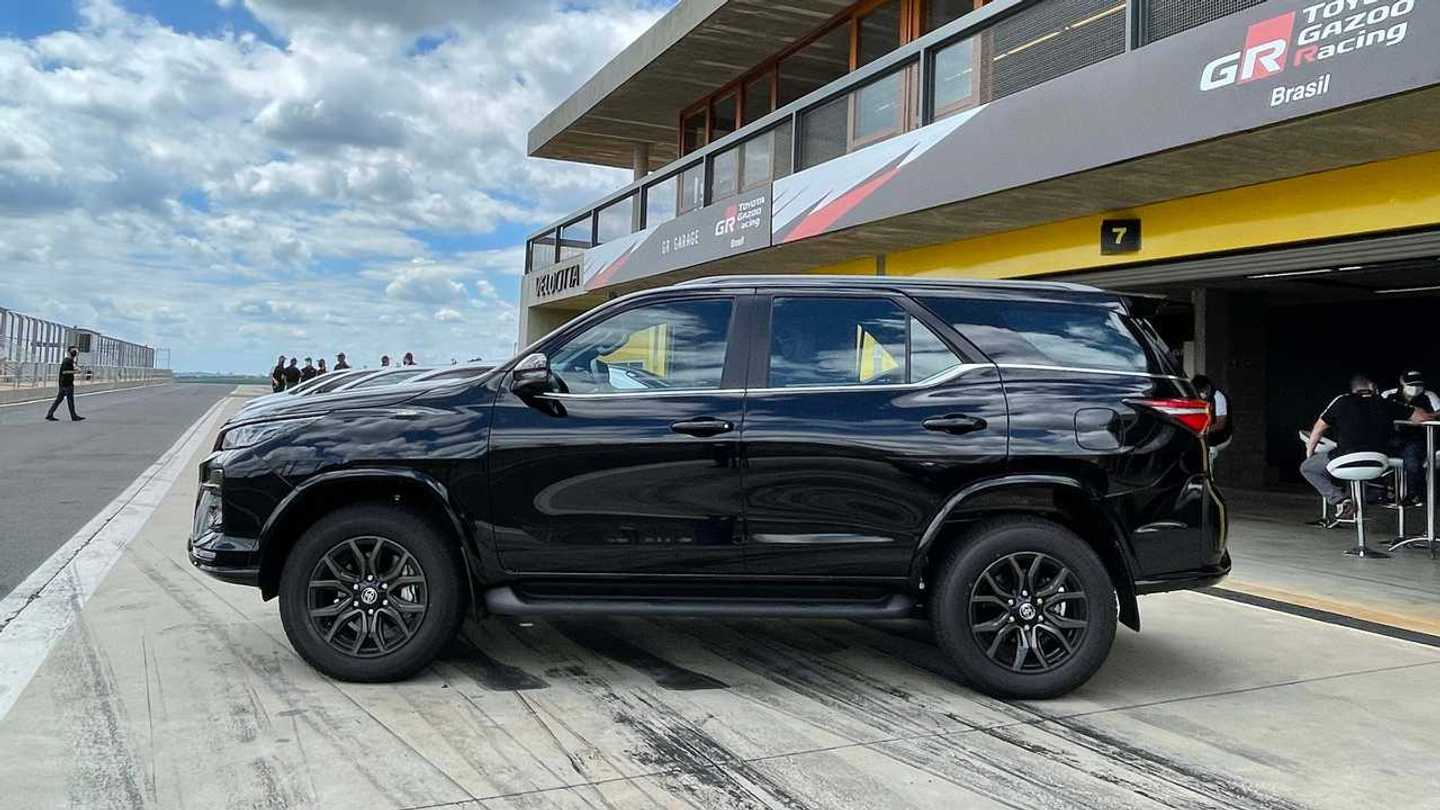 Toyota SW4 GR-S 2022 chega com visual esportivo por R$ 415.790