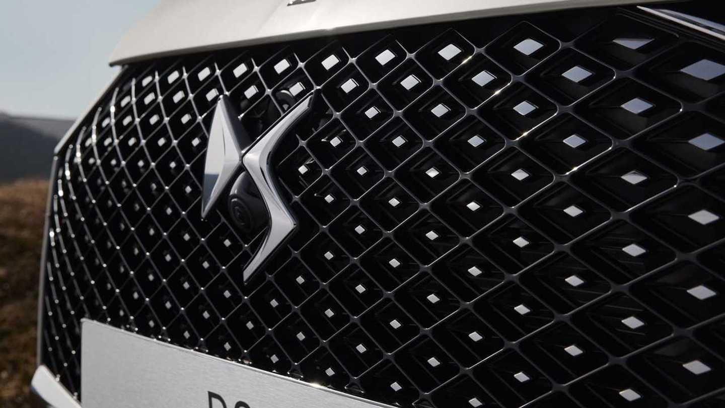 DS 7 2022, prova, interni, prezzi, motori