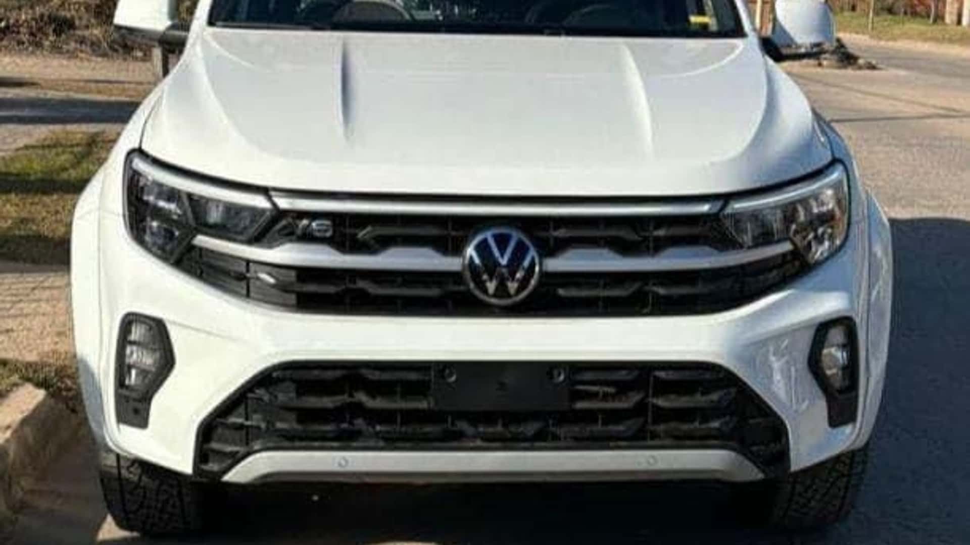 Retocada VW Amarok tem fotos vazadas na internet; versões também são ...