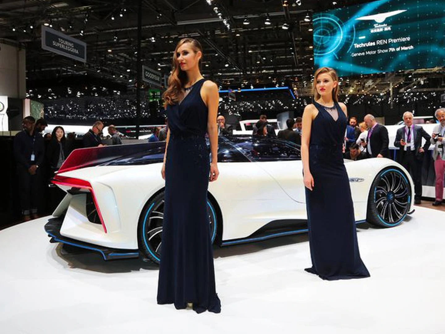 Salons Automobiles Pour Filles Posant