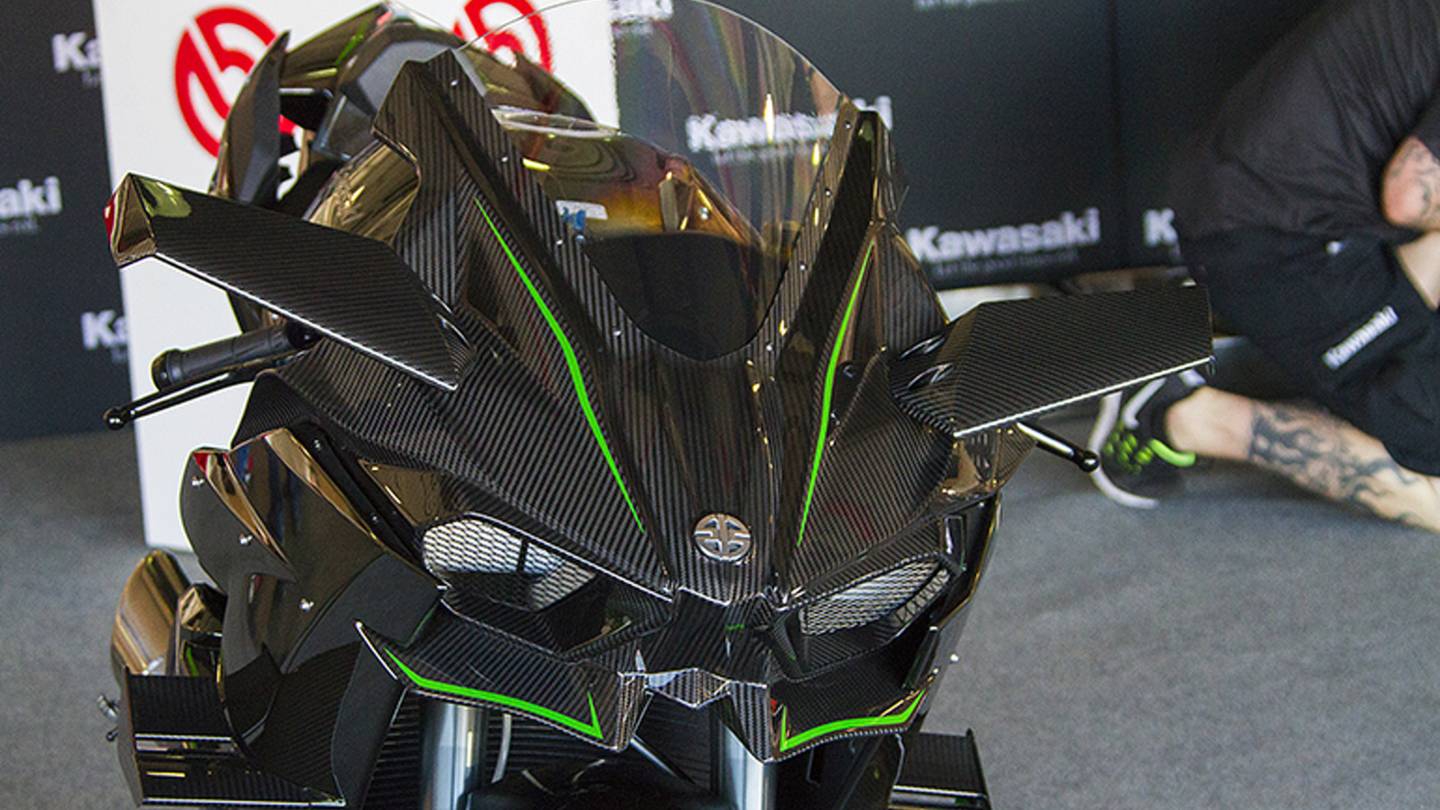 VIDEO: Kawasaki H2R Drag Races Bugatti Veyron, Nissan GT-R and McLaren 12C