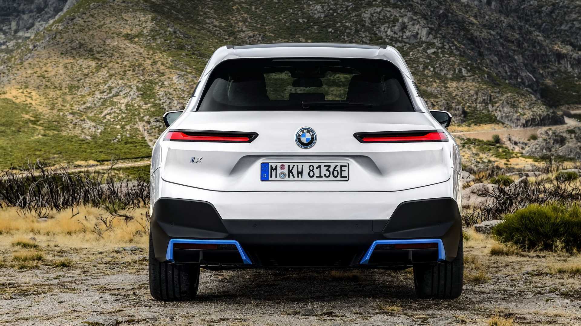 BMW iX: prezzi da 77.300 € e fino a 600 km di autonomia (con 500 CV)