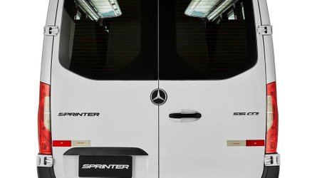 Mercedes-Benz Sprinter ganha versão 19+1 com entrada pela porta dianteira