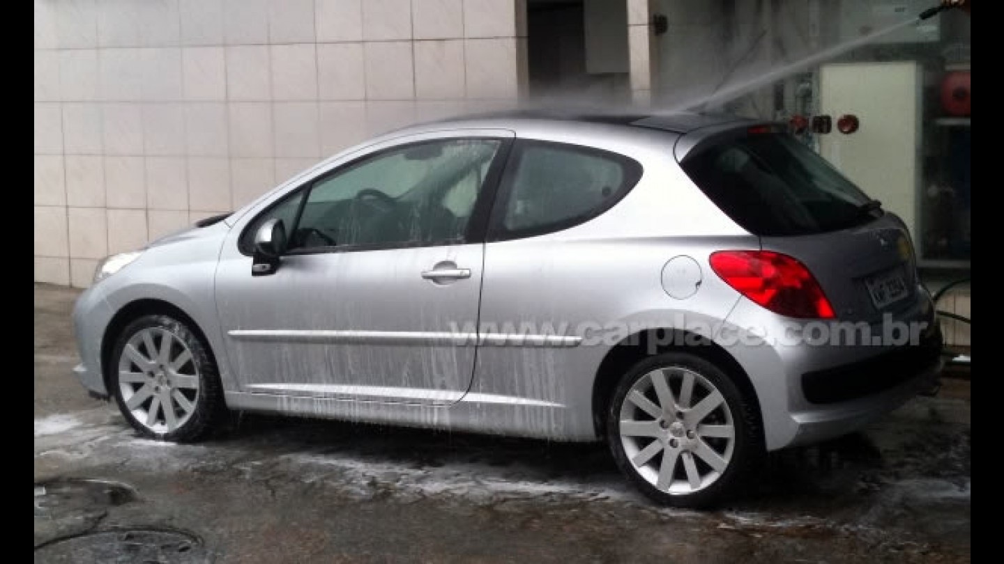Leitor flagra o legítimo Peugeot 207 europeu emplacado e rodando no Rio ...