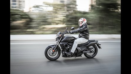 Avaliação: Honda CTX 700N propõe novo conceito de custom