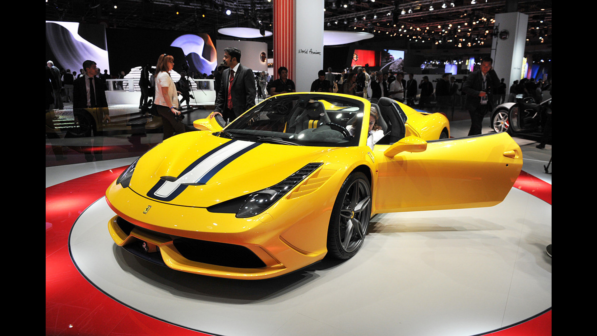 Ferrari 458 Speciale A, la "Rossa" gialla e blu emoziona a Parigi