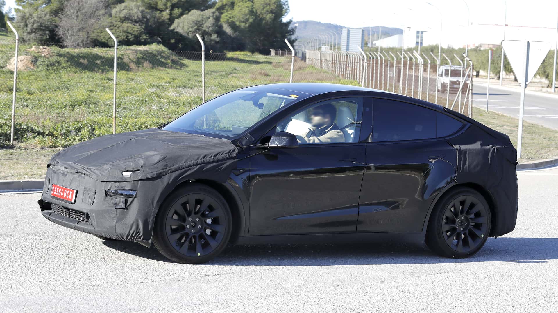 Tesla Model Y "Juniper" (2025): Facelift kurz vor Start erwischt