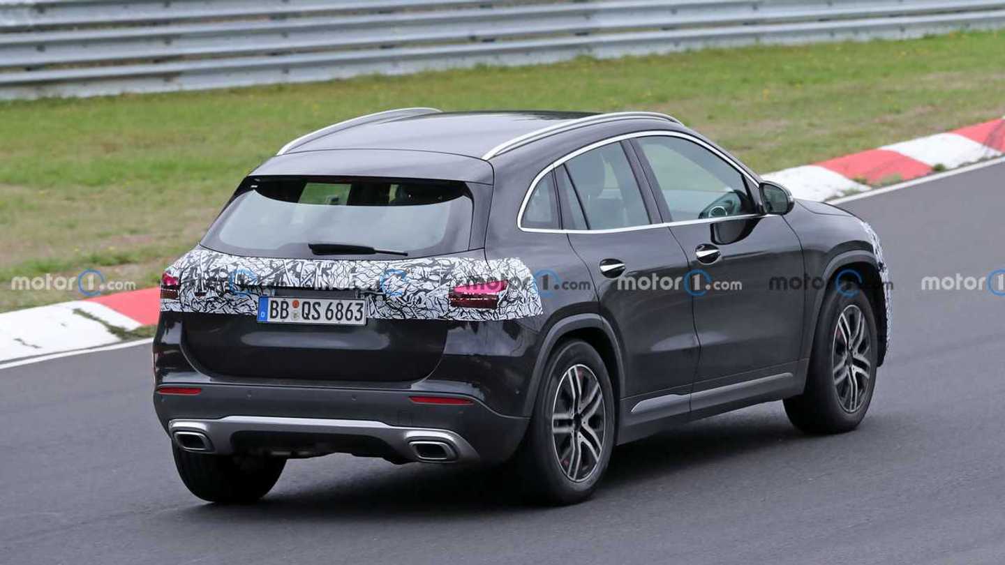 Mercedes GLA restyling, il crossover aggiornato si mostra ancora