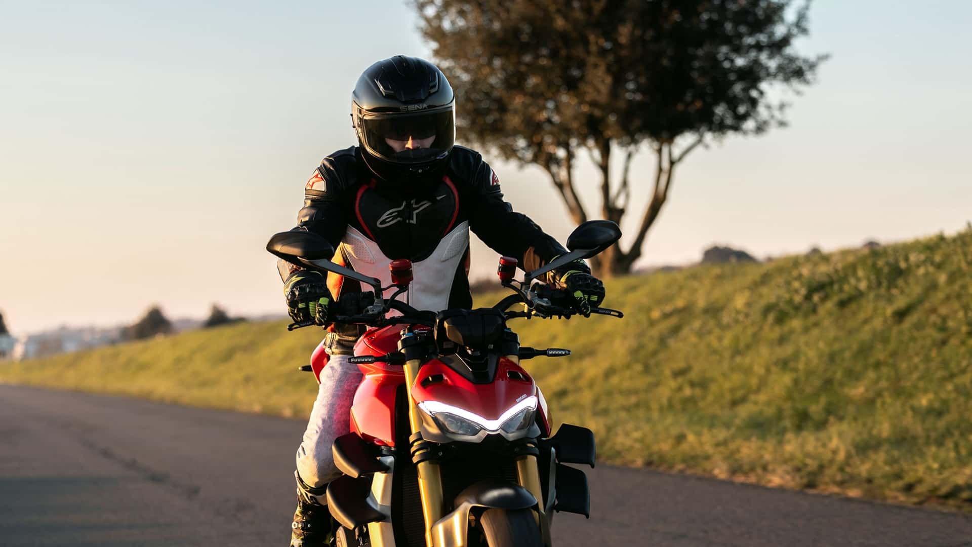 Sena’s New Phantom Seems Like a Smart Helmet That Could Actually Work