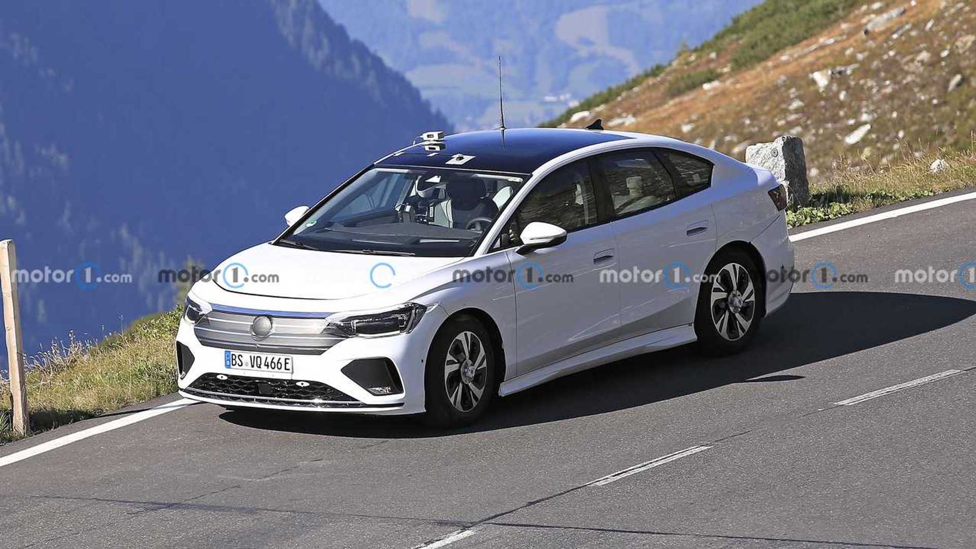 Ecco l'erede elettrica della Passat: le foto spia della VW Aero B