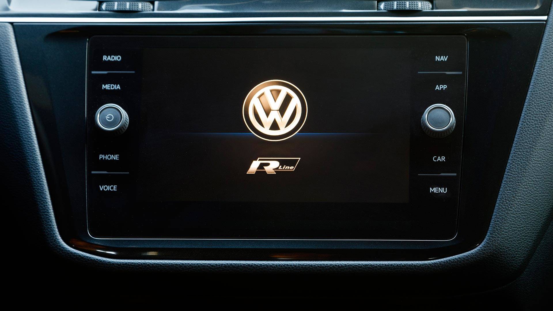 2018 Volkswagen Tiguan R-Line Csomag | Motor1.com Fotók