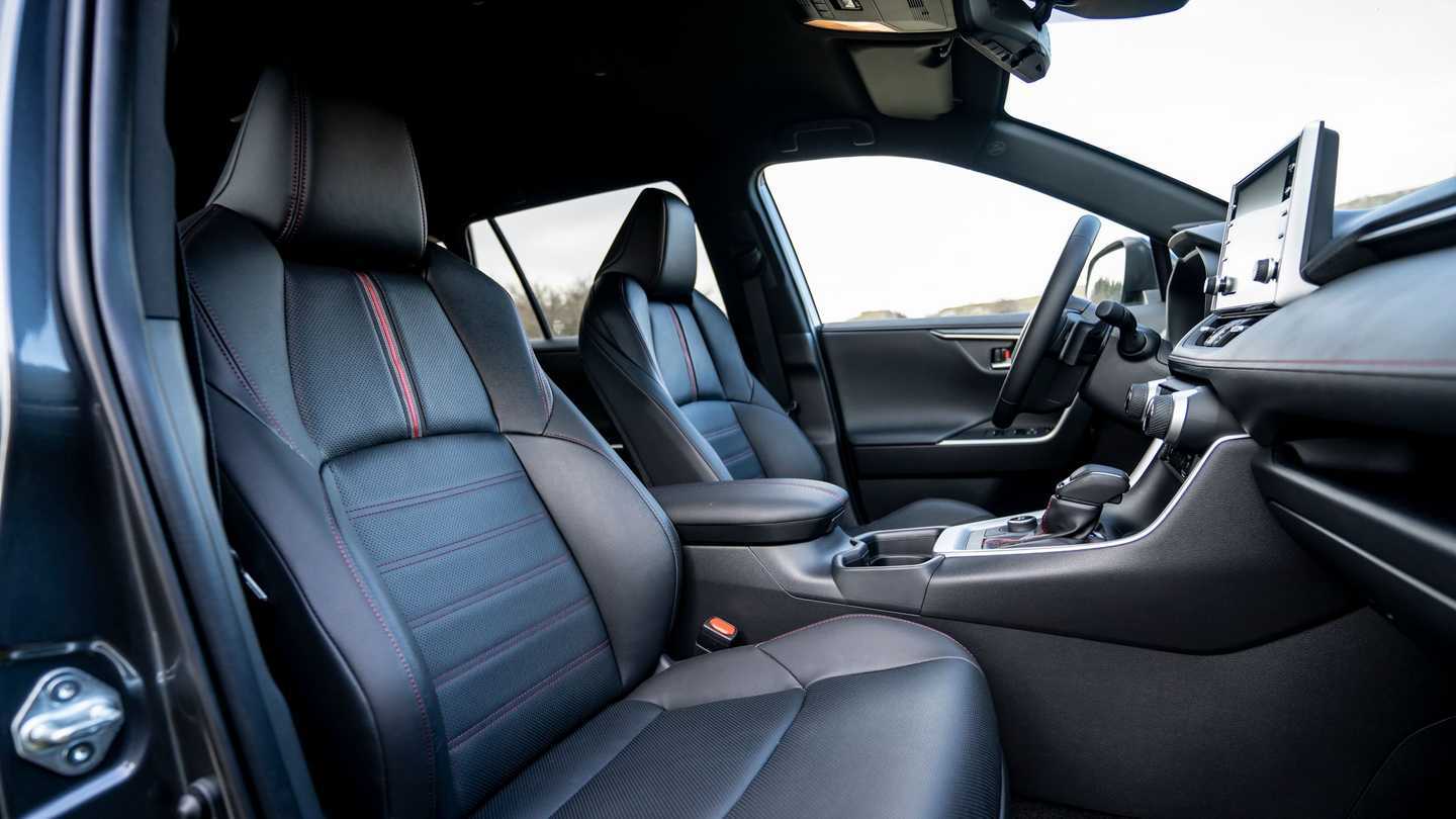 Toyota RAV4 plug-in: consumi, autonomia, prezzi, interni