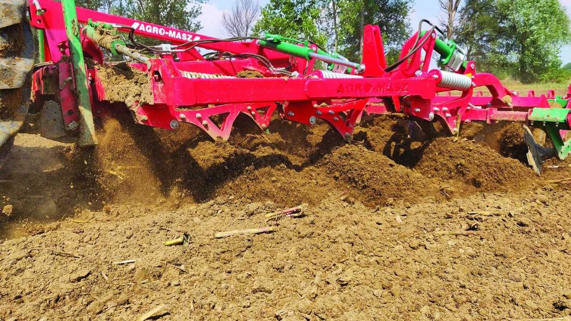 Coltivatore ad ancore RUNNER 40 di AGRO-MASZ: il test