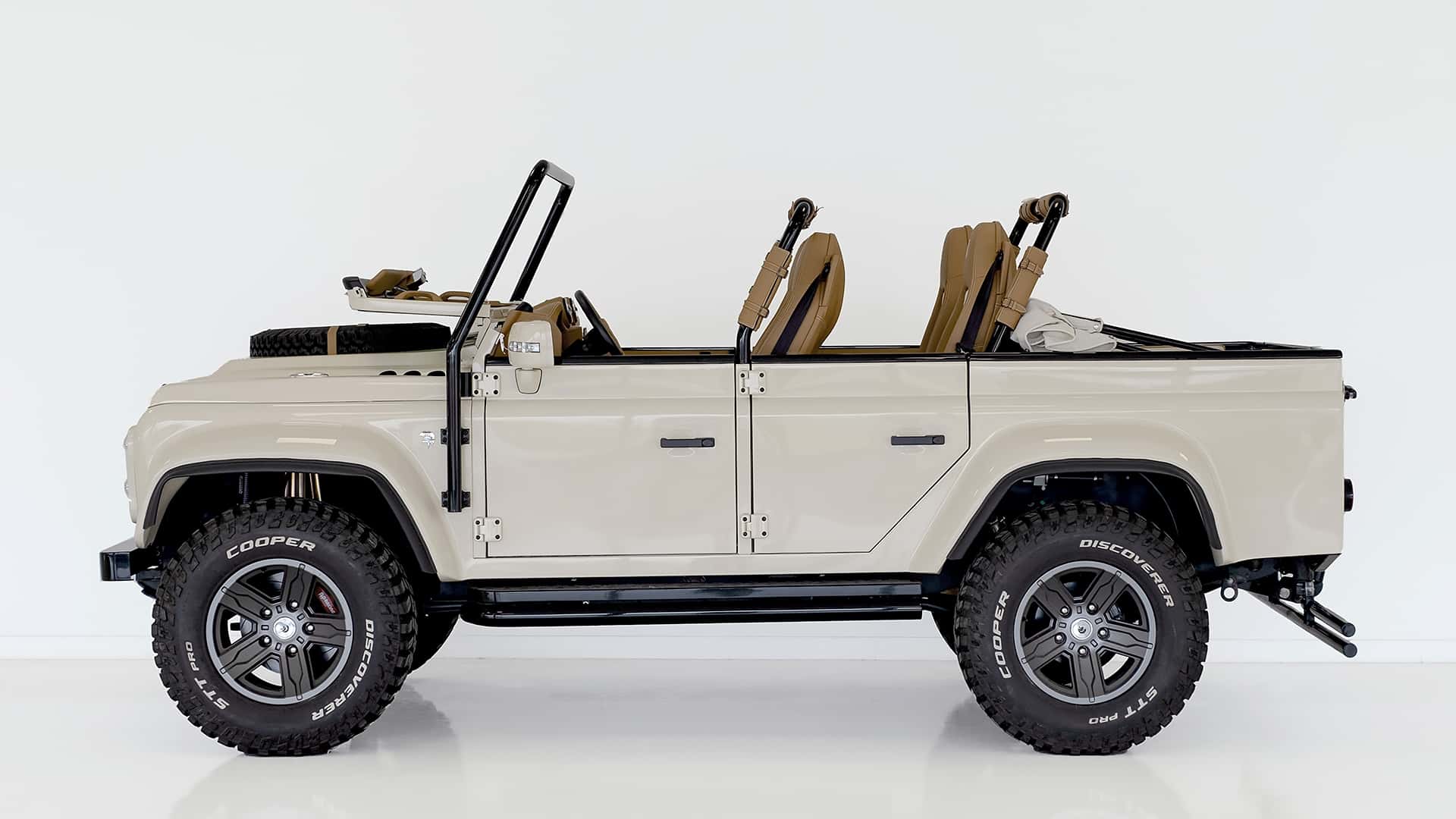 Das Defender Cabrio von Ares Modena fährt mit 5,3-Liter-V8 vor