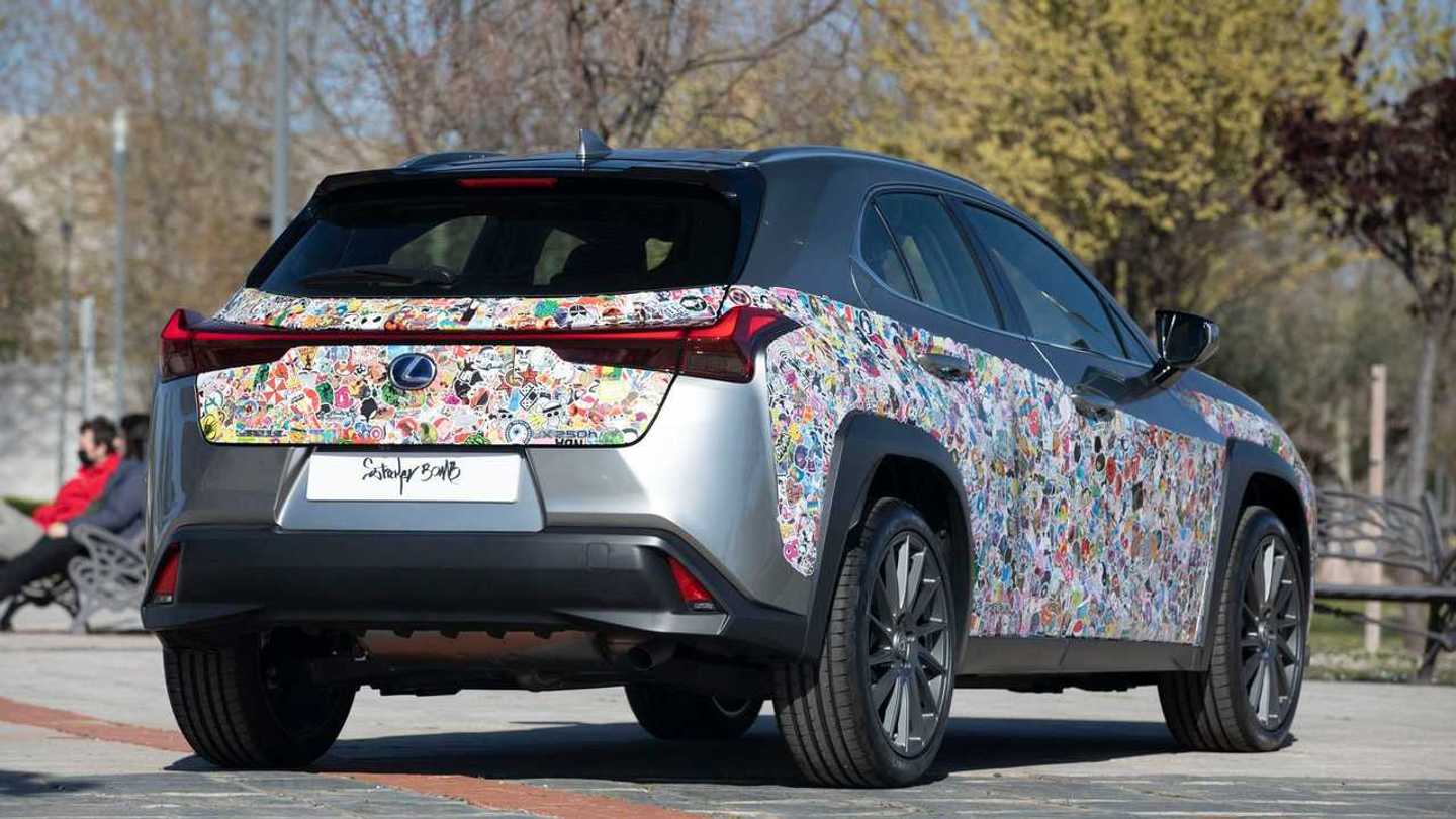 Lexus UX Sticker Bomb, l'art car ispirata alla città