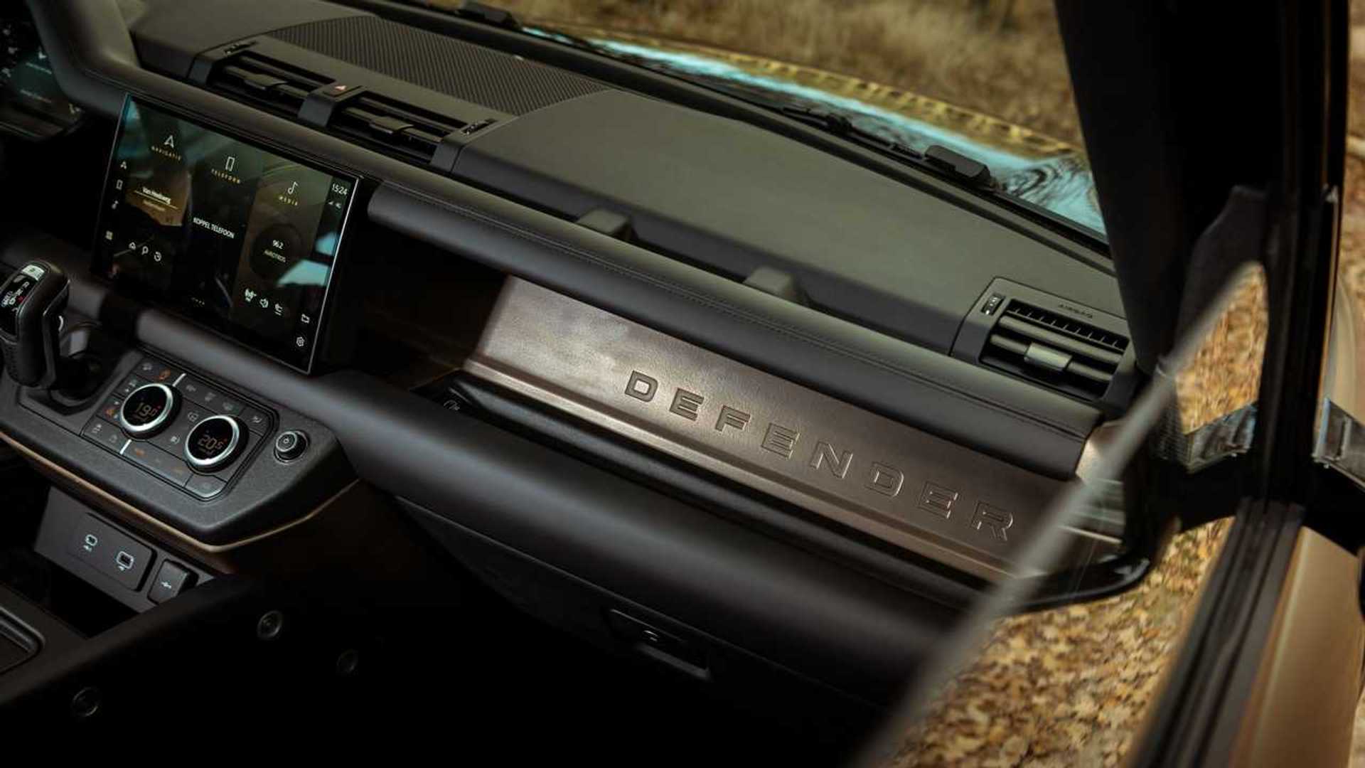 Land Rover Defender, quella di bronzo è di Heritage Customs