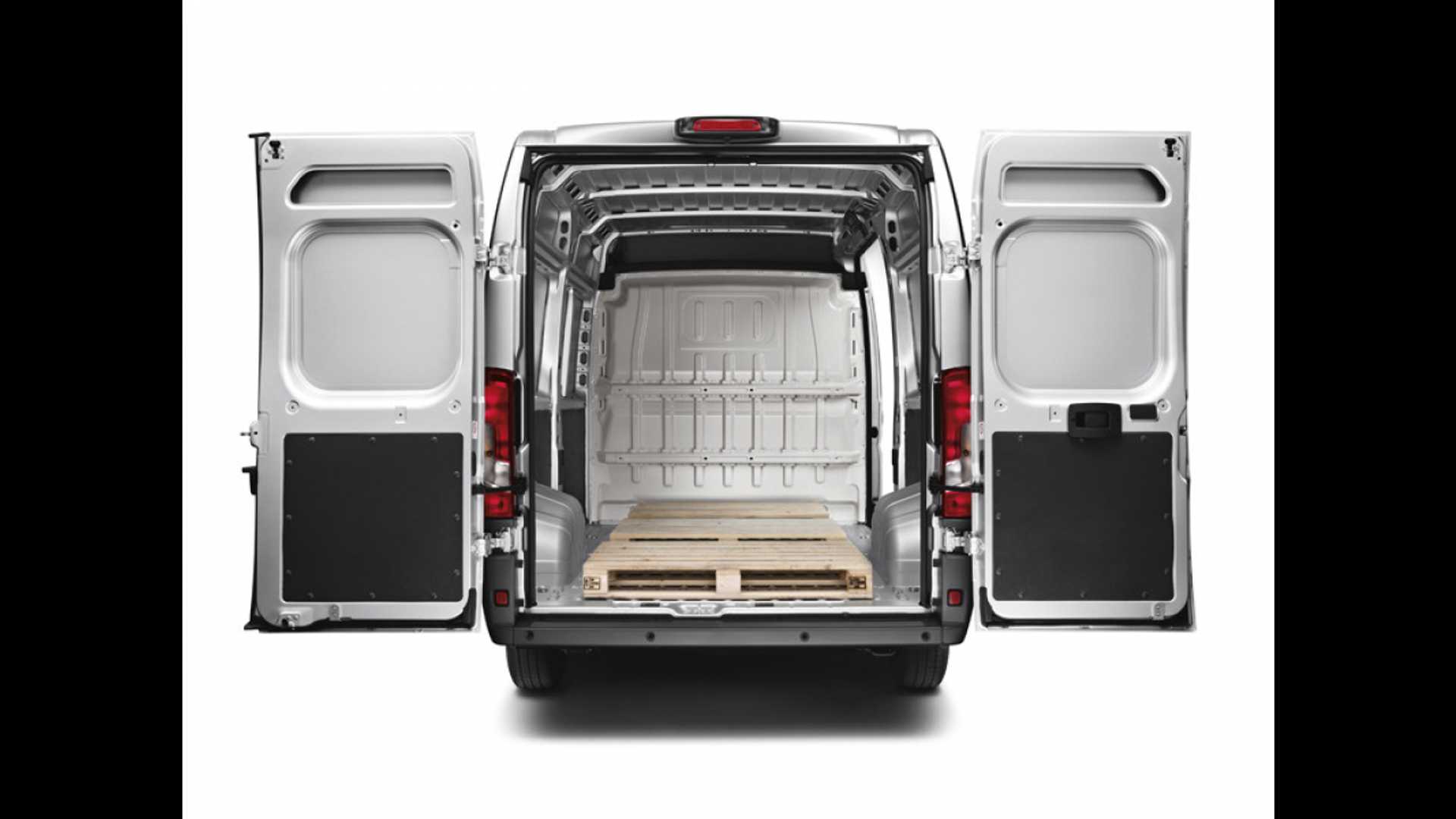 Novo Peugeot Boxer aparece em site oficial em versão furgão