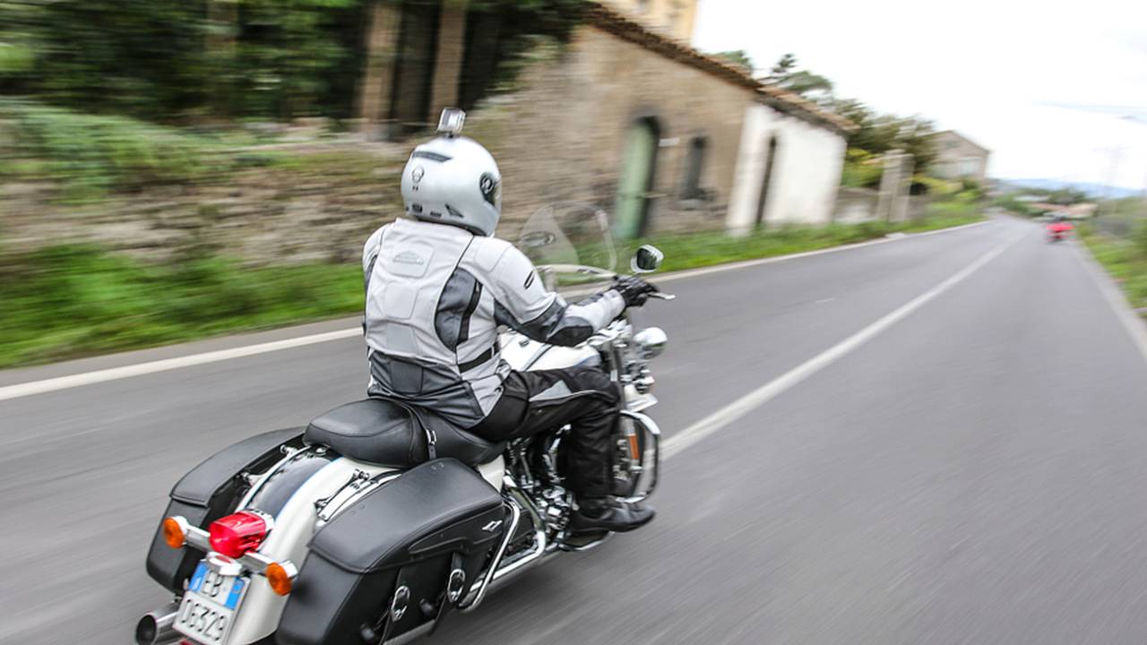 Metzeler ME888 Marathon Ultra - First Ride Through Italy