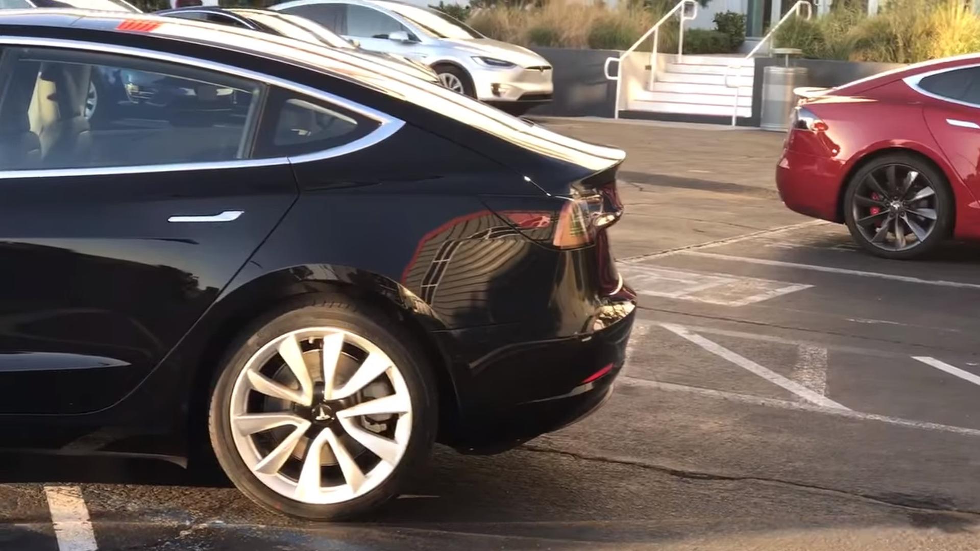 La première Tesla Model 3 de série en vidéo