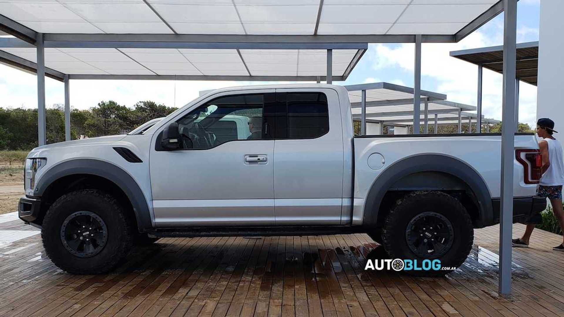 Las "puertas suicidas" de la F-150 Raptor (que Ford ya exhibe en la Costa)