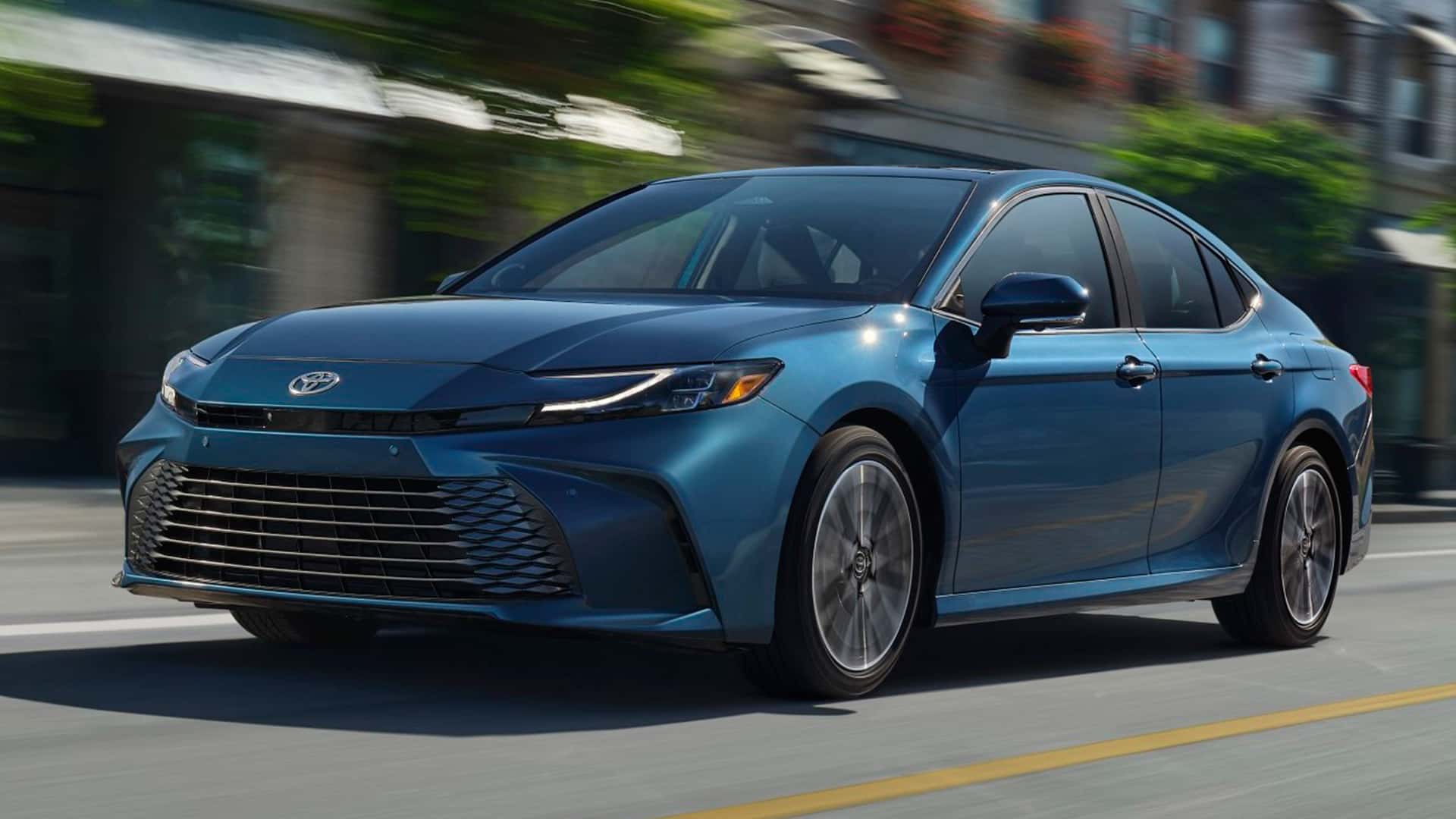 Novo Toyota Camry 2025 abandona V6 e se torna apenas híbrido