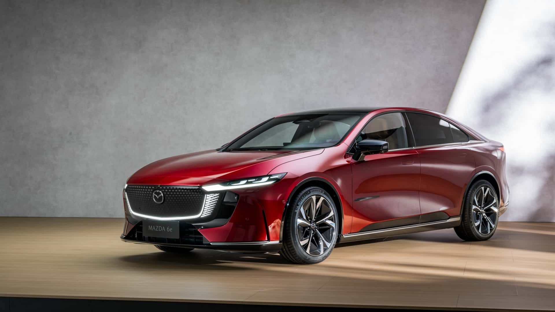 Mazda 6e, prezzi e allestimenti della berlina elettrica