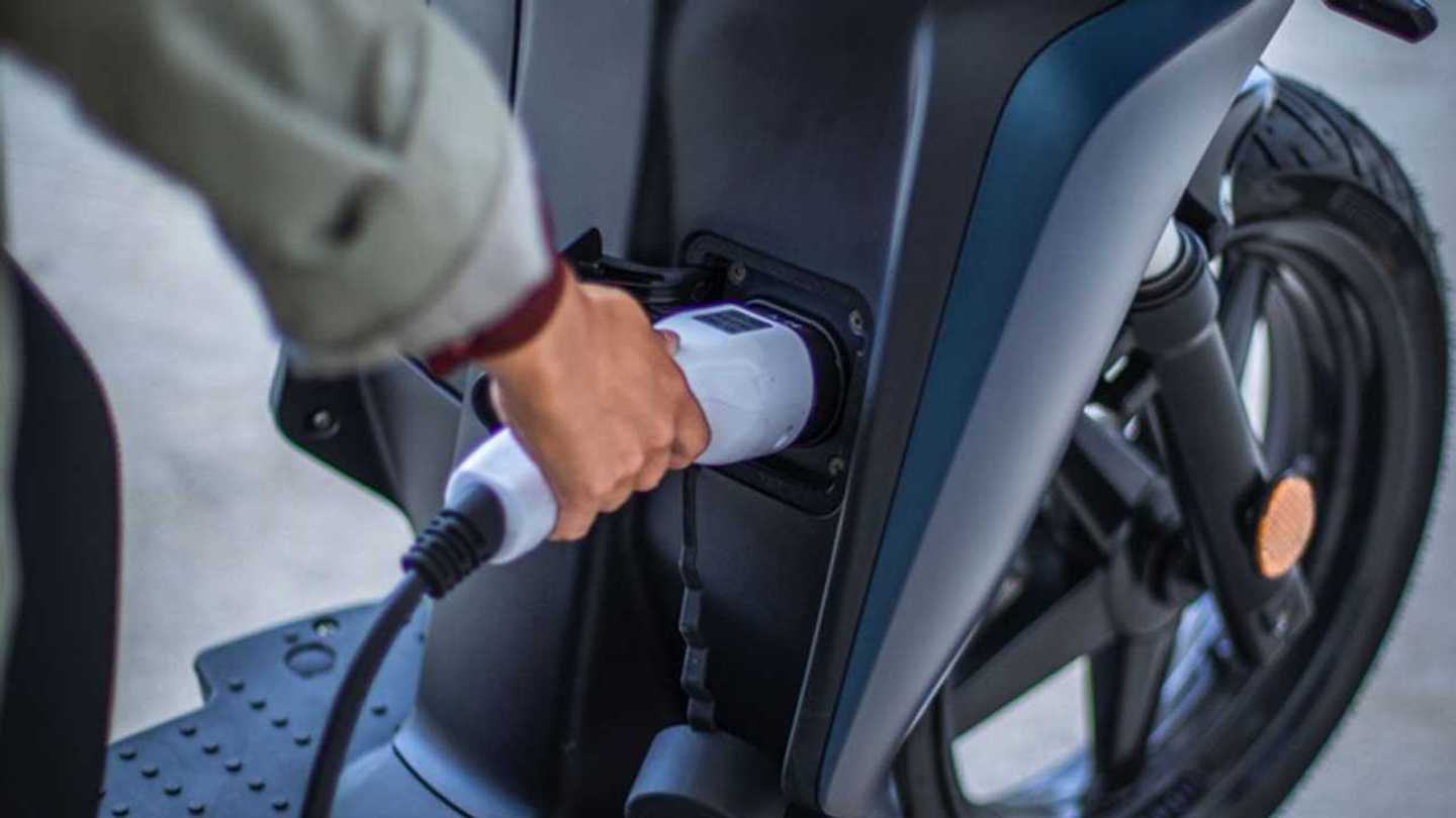 Ray Electric Motors Enters The French Market With The 7.7 Scooter