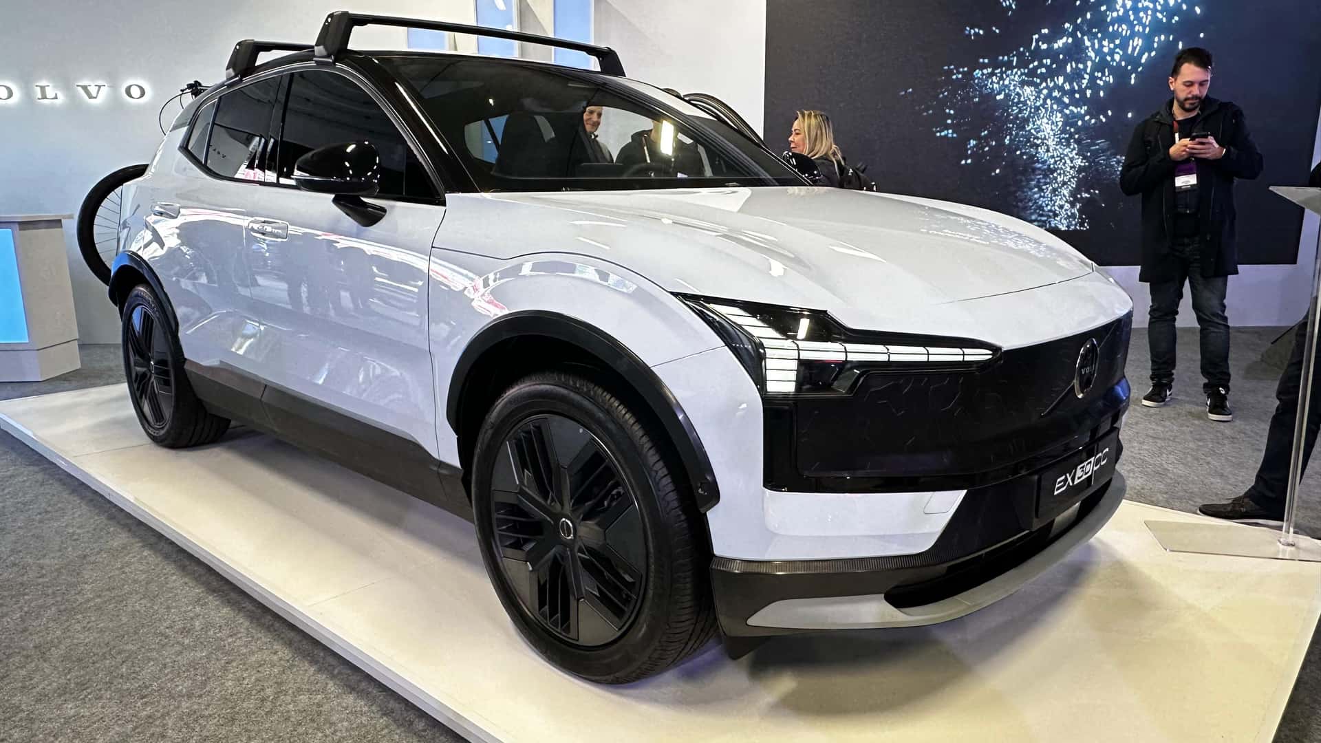 Volvo EX30 Cross Country com 428 cv é lançado no Brasil por R$ 314.950