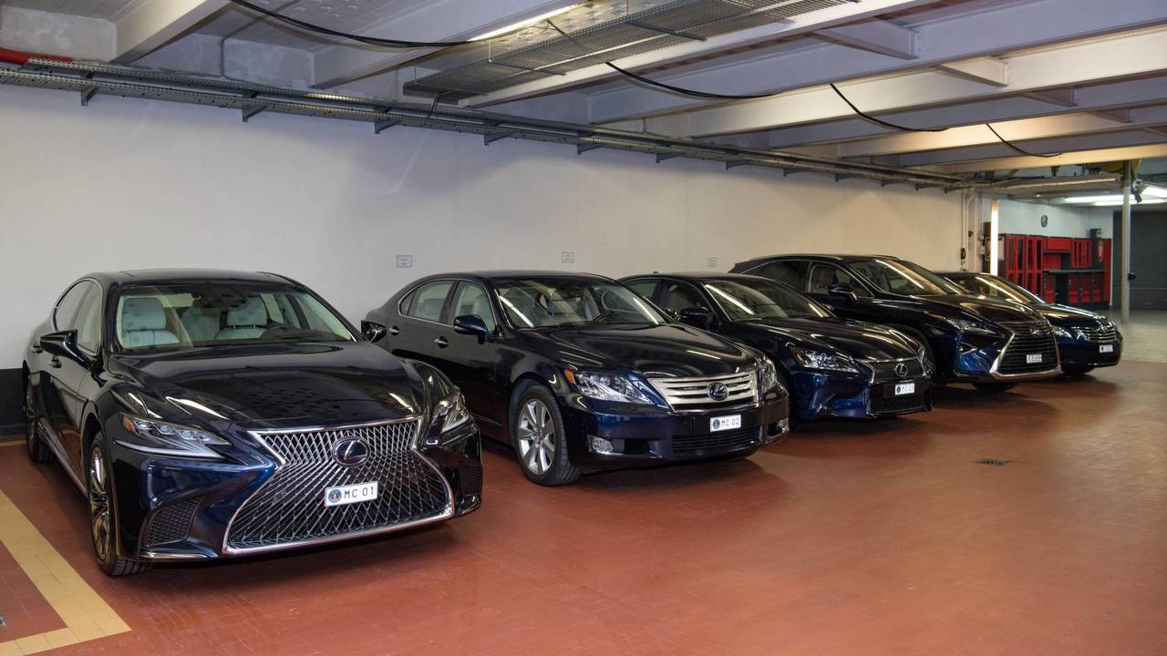 Le Prince Albert de Monaco reçoit une Lexus flambant neuve