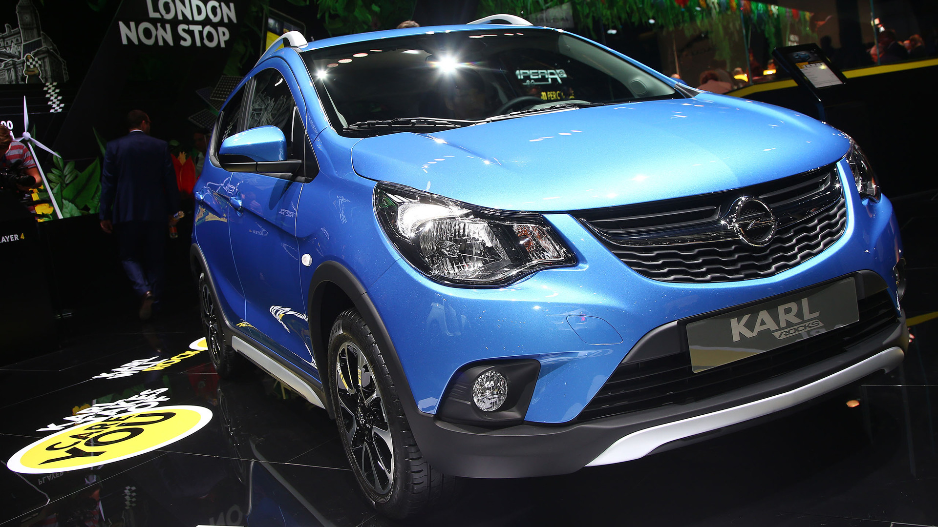 Opération séduction pour l'Opel Karl Rocks au Mondial de Paris