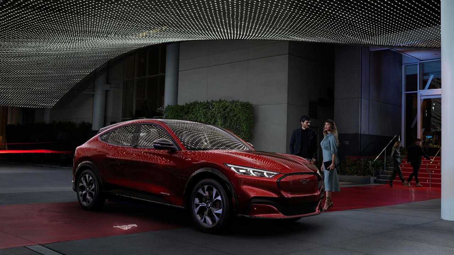 Hivatalos: 480 kilométeres hatótávval debütált a Ford Mustang Mach-E