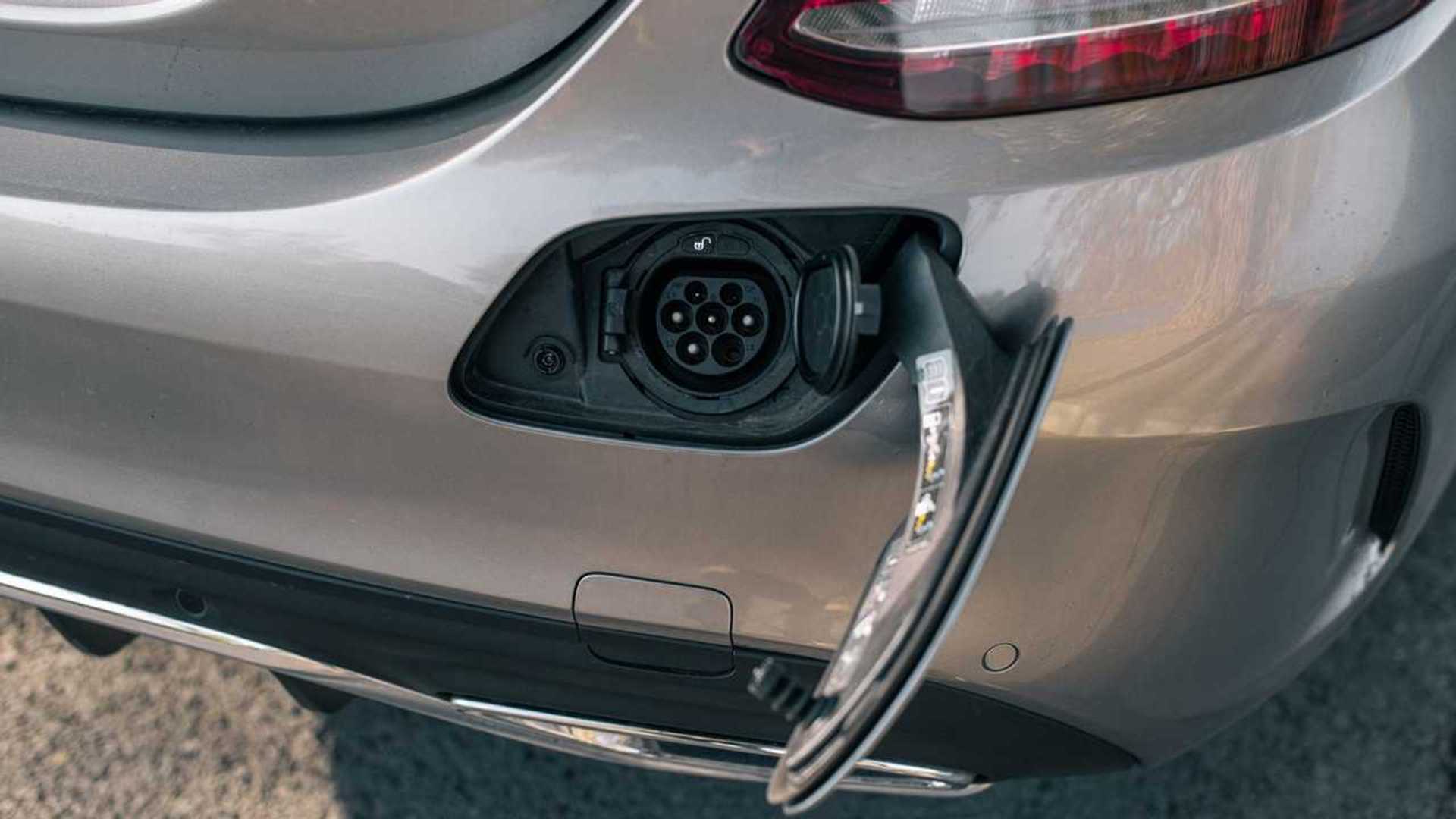 2020 Mercedes-Benz C300de Review - Fun, Frugal Diesel PHEV Torque Monster