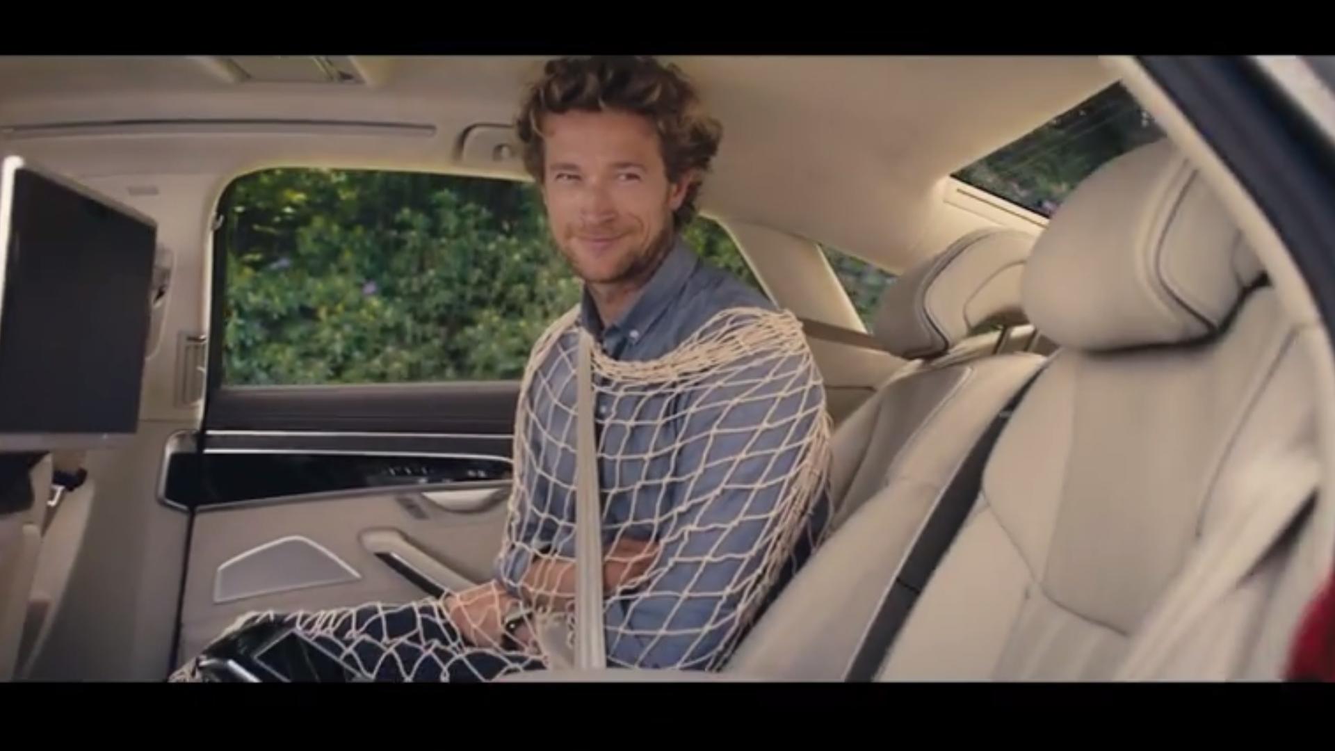 Spider-Man se deja ver sobre el Audi A8 2018