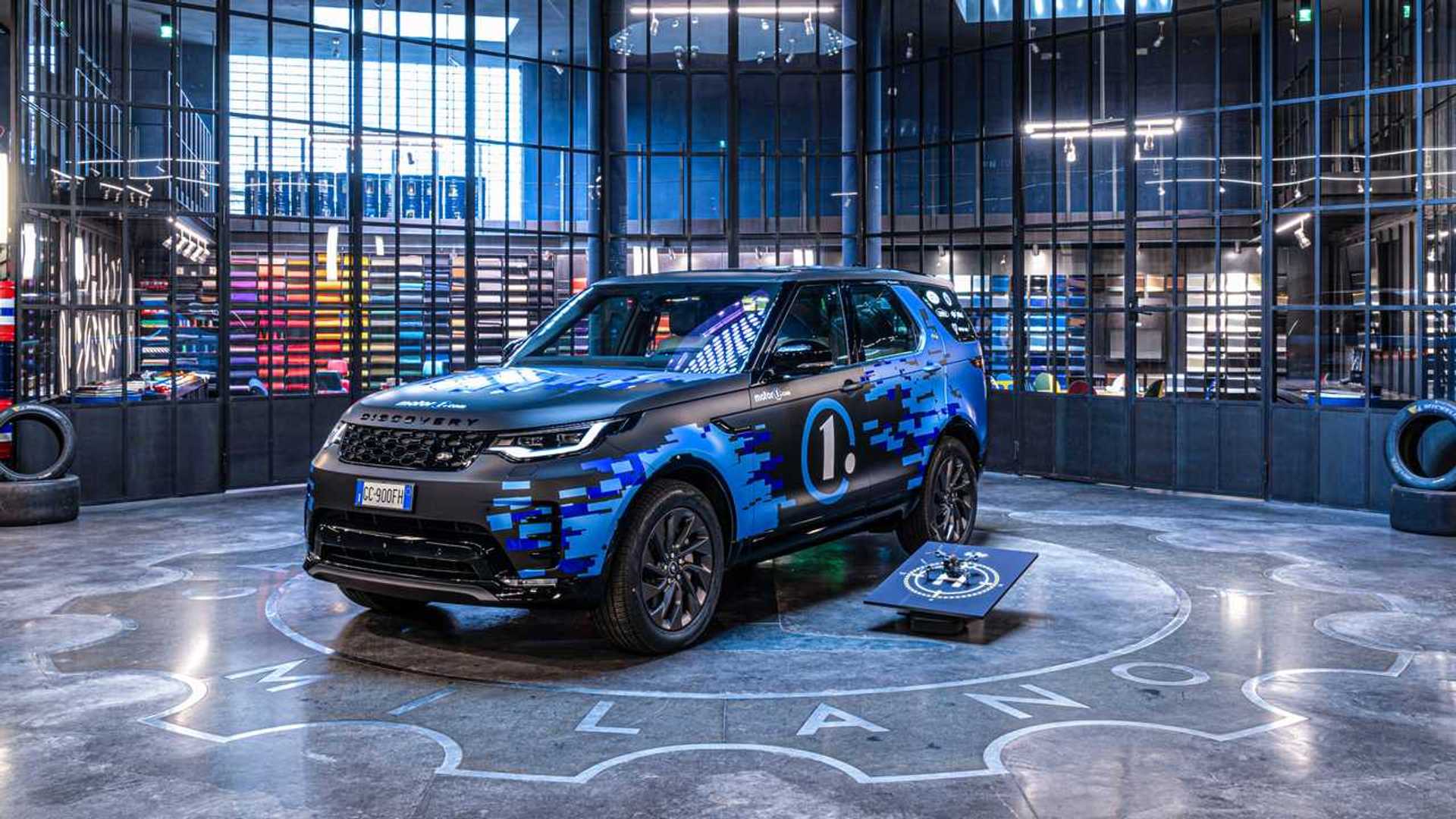 Land Rover Discovery diventa CREW CAR di Motor1.com by Garage Italia
