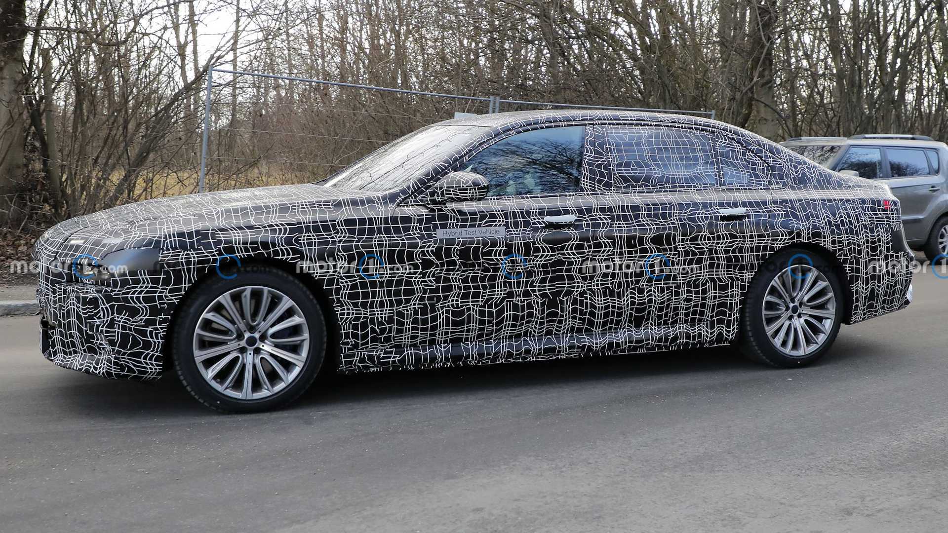 BMW M7 için şarj edilebilir hibrit iddiası geldi
