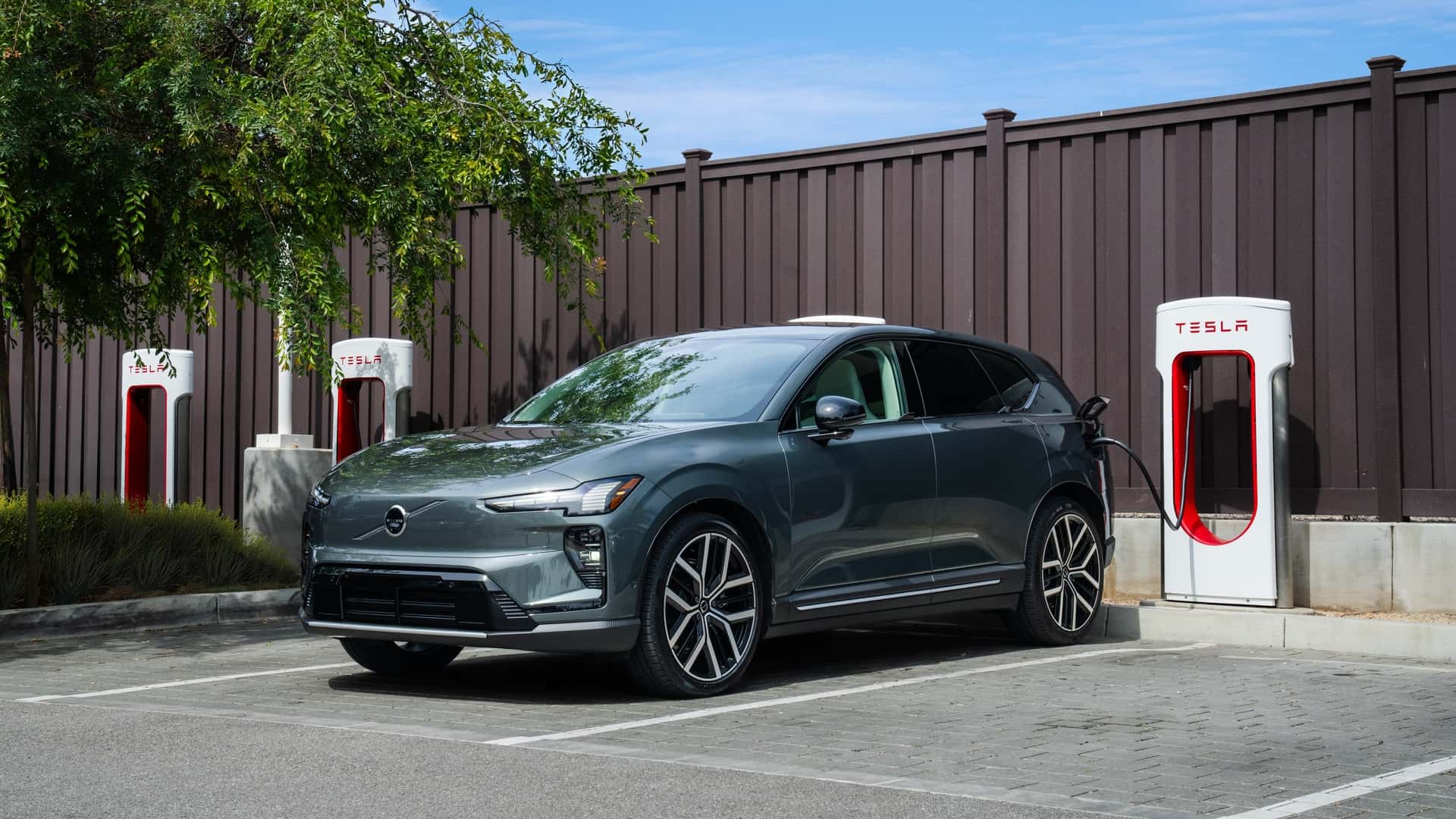 Le Volvo si potranno ricaricare nei Supercharger Tesla
