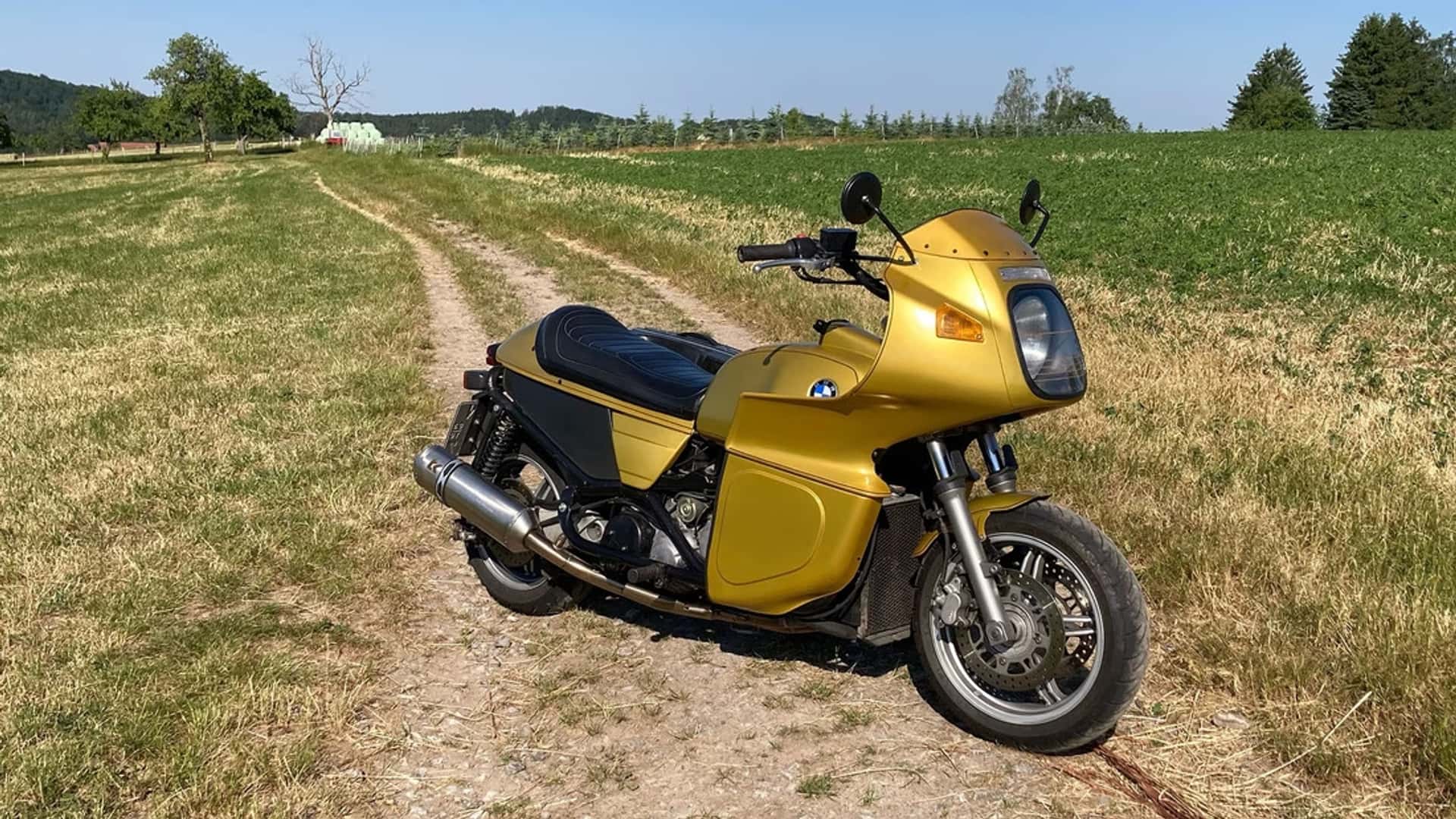 A Boxer-less “BMW?” This Suzuki Burgman Masquerades As An R 100 RS