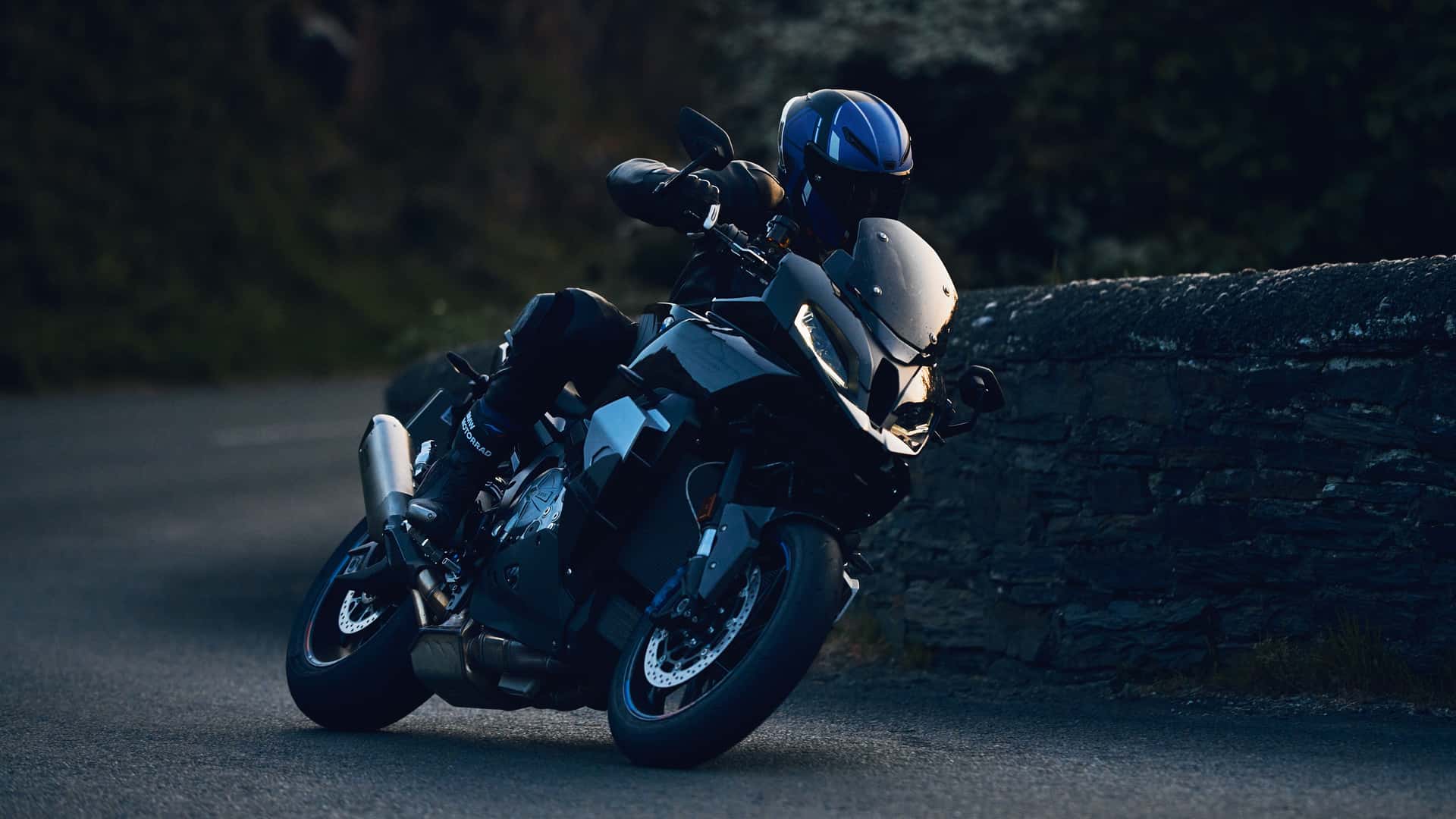 BMW M 1000 XR, aventureira da S 1000 RR, aparece em pista como protótipo